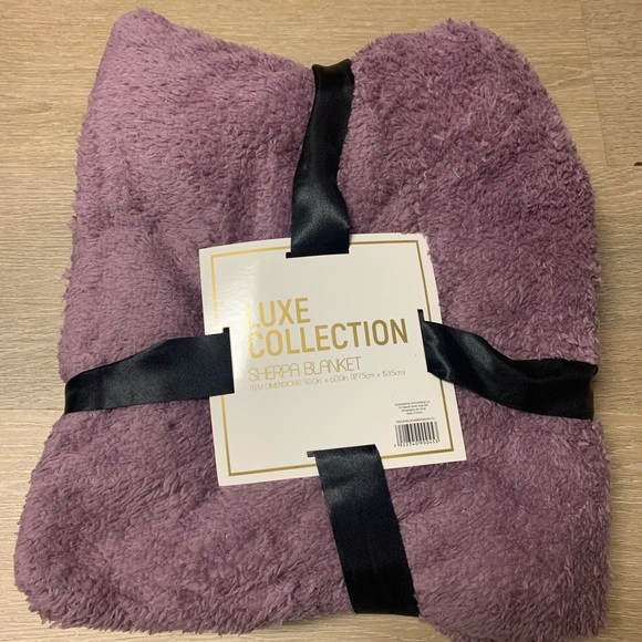 Bedding | Luxe Collection Blanket | Poshmark